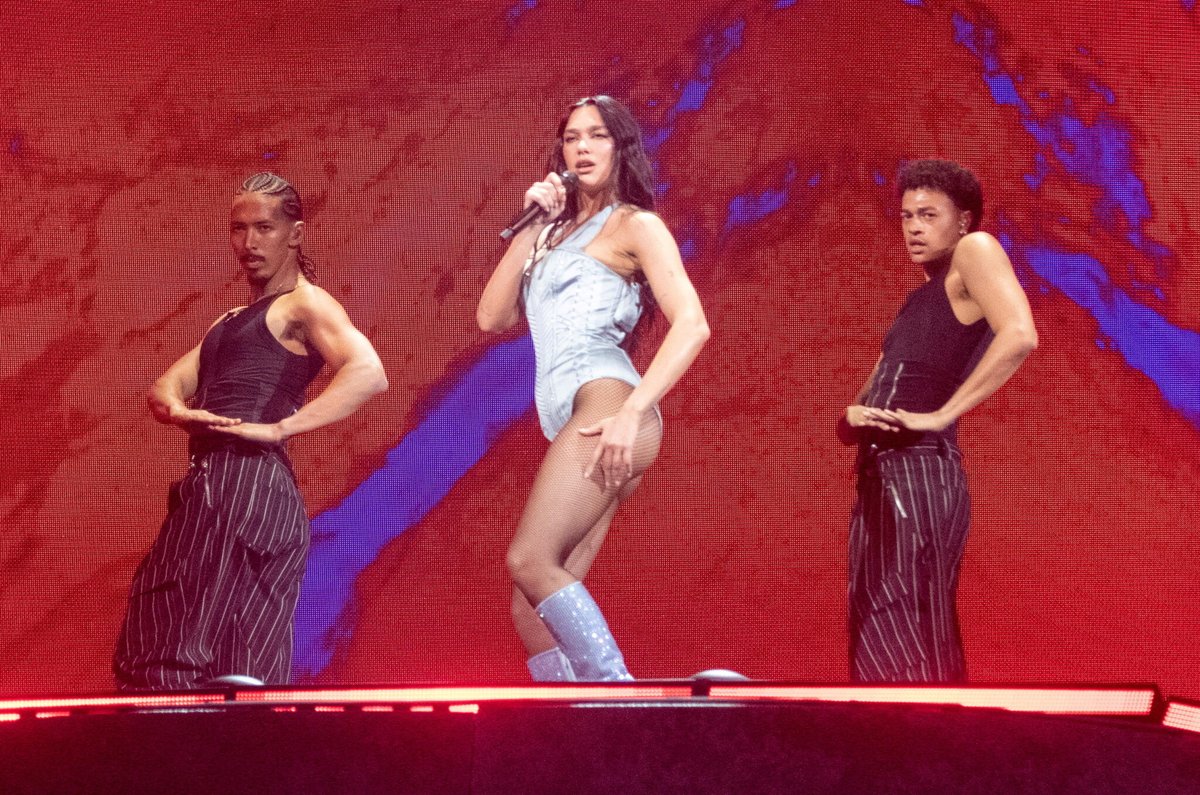 29-Year-Old Dua Lipa Performs Alizée’s “Moi Lolita” at First of Two ...