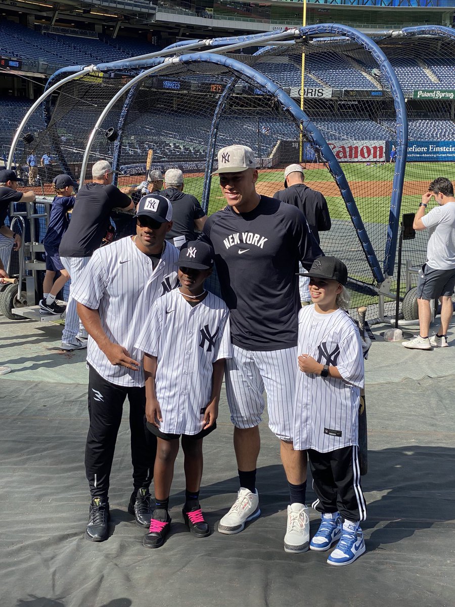 Aaron Judge Meets Giants QB Russell Wilson, Gifts Family Ahead of ...