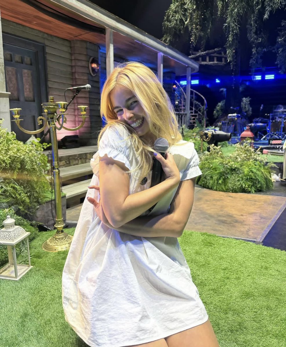 Addison Rae Opens for Lana Del Rey at Sold-Out Wembley, Performs 'Money ...