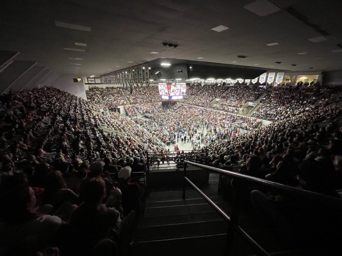 Bernie Sanders and AOC's 'Fighting Oligarchy' Tour Draws 12,000 in ...