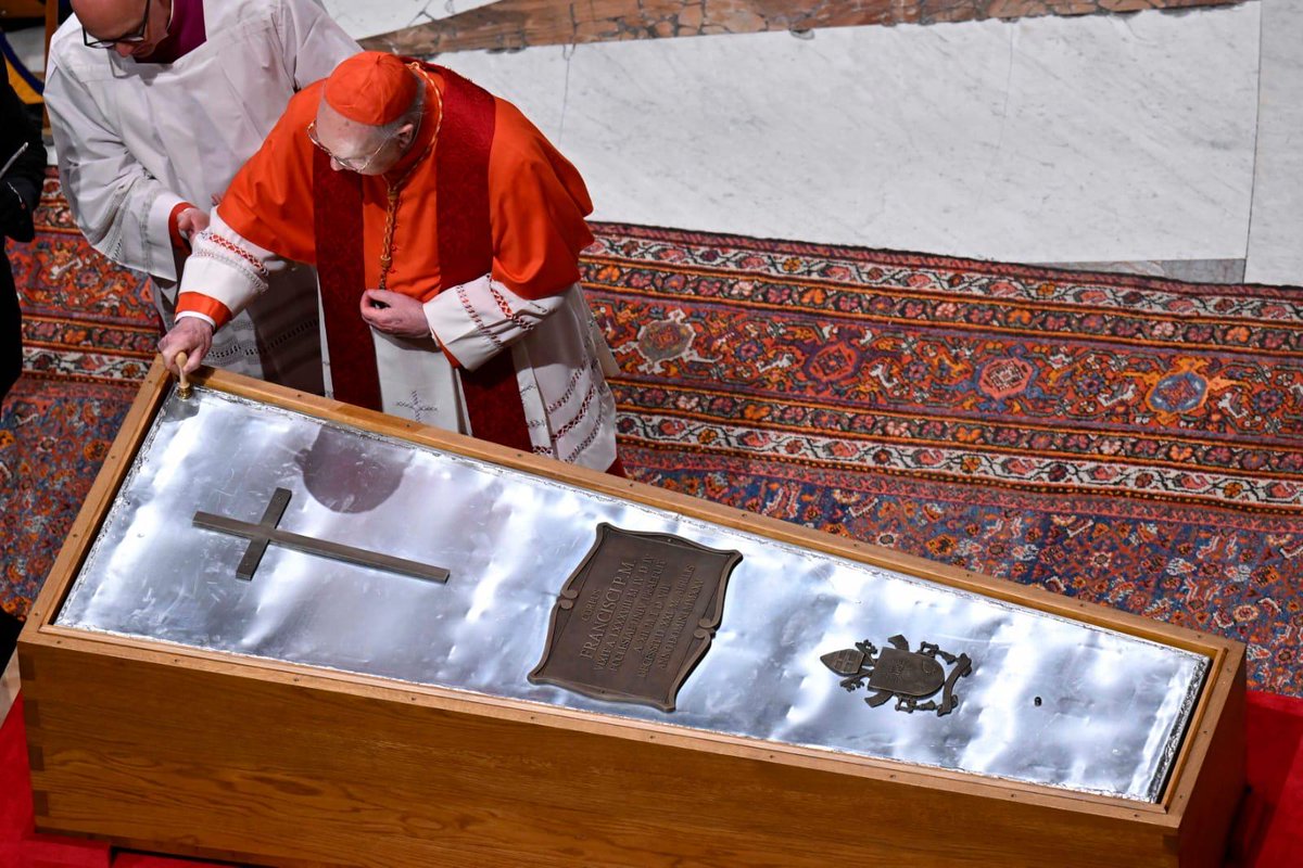 Cardinal Farrell Seals Pope Francis' Coffin April 25; Funeral April 26 ...