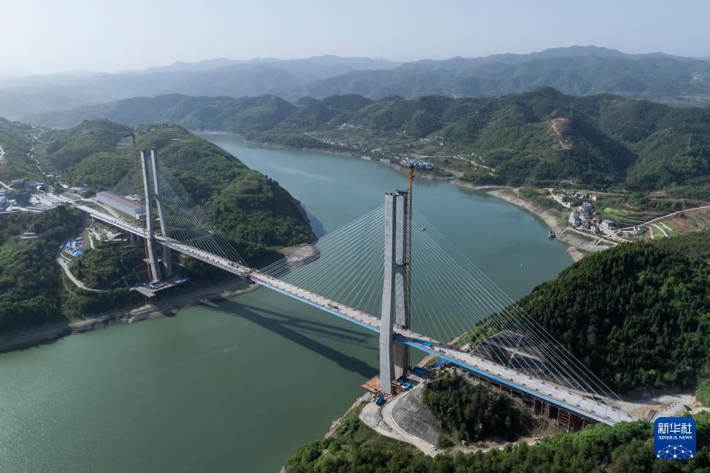China's Huajiang Grand Canyon Bridge, World's Tallest at 625 Meters, to ...