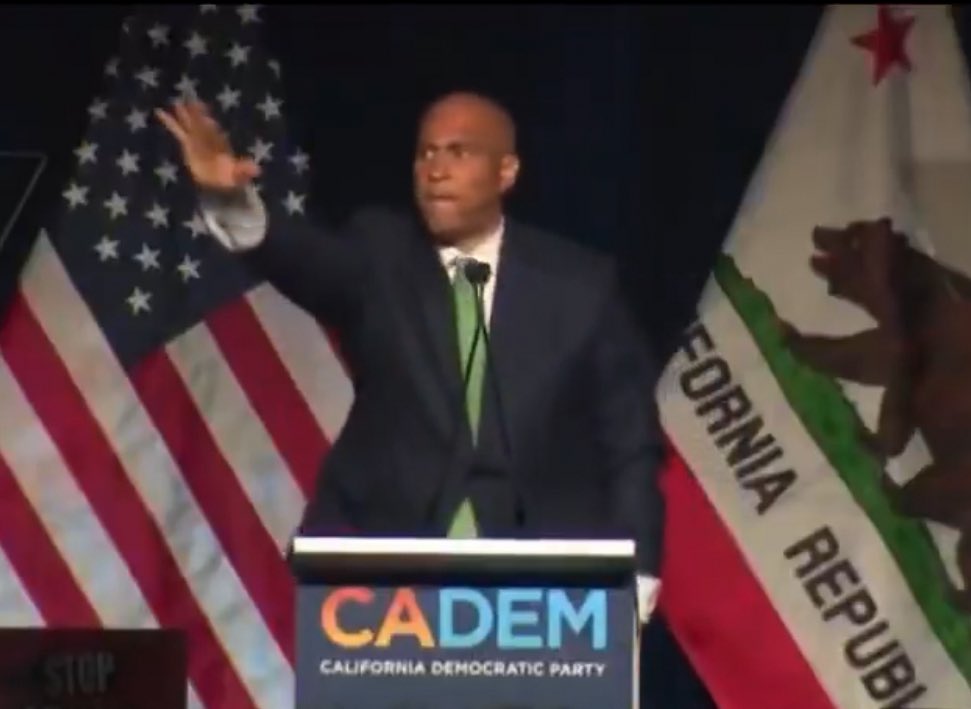 Cory Booker Urges 4,000 Democrats to Stand Against Trump, Sparks Salute ...