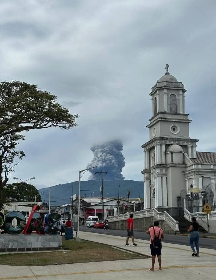 Costa Rica's Poás Volcano Erupts, Emitting Ash to 4,000 Meters and ...