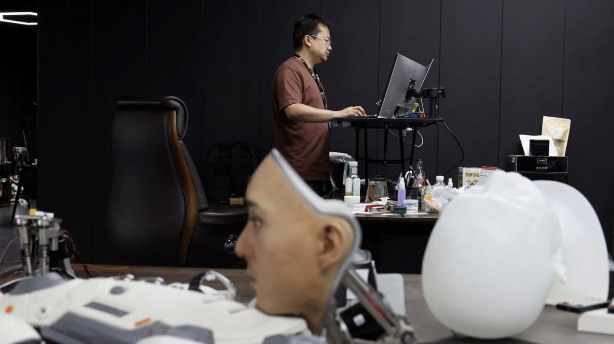 Humanoid Robot Malfunctions and Nearly Attacks Creator at Chinese ...