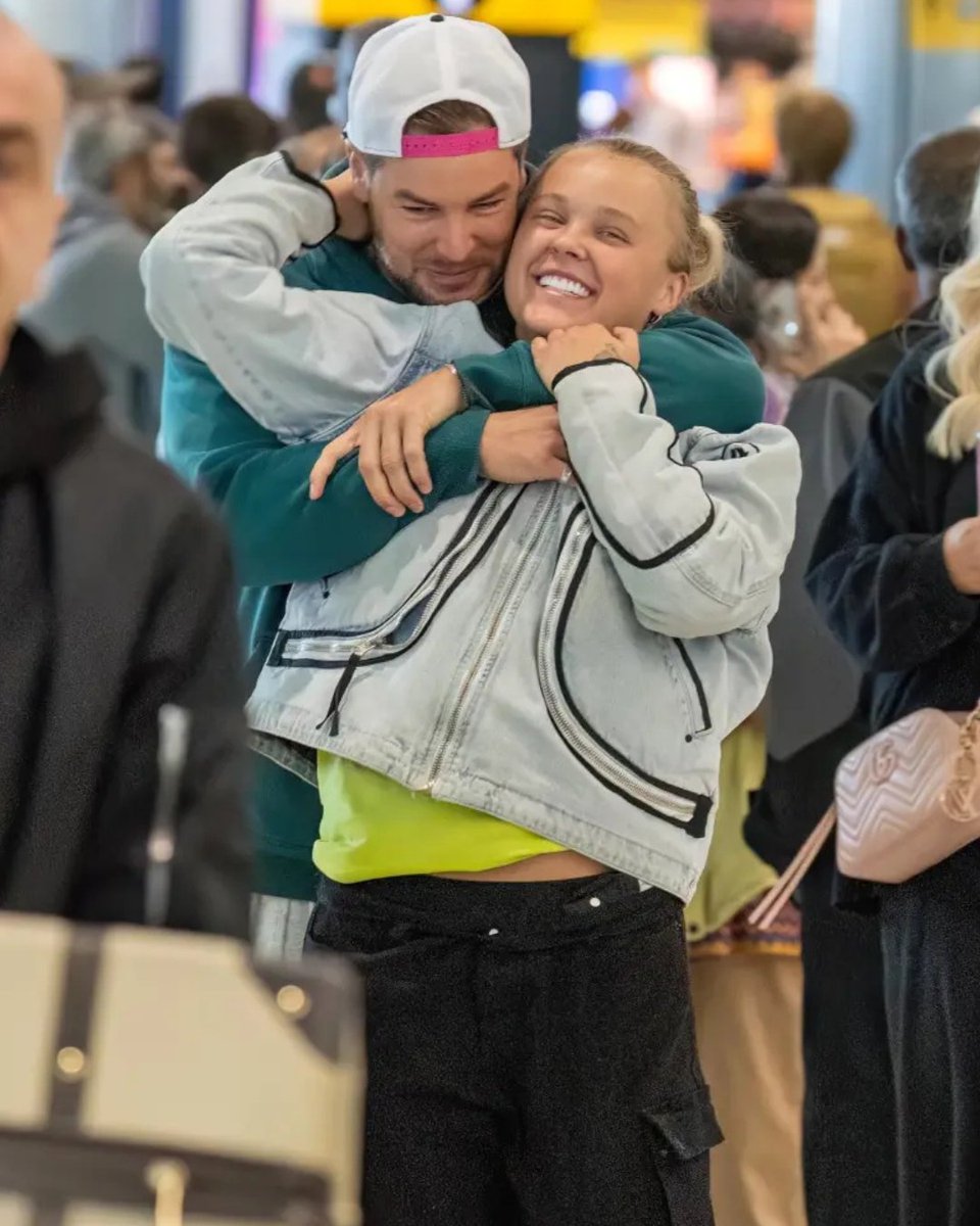 JoJo Siwa, 22, and Chris Hughes, 32, Confirm Romance with Kiss in Mexico and Roses at Heathrow ...