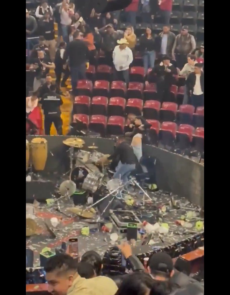 Luis R. Conriquez Concert in Texcoco Ends in Chaos as Audience Reacts ...