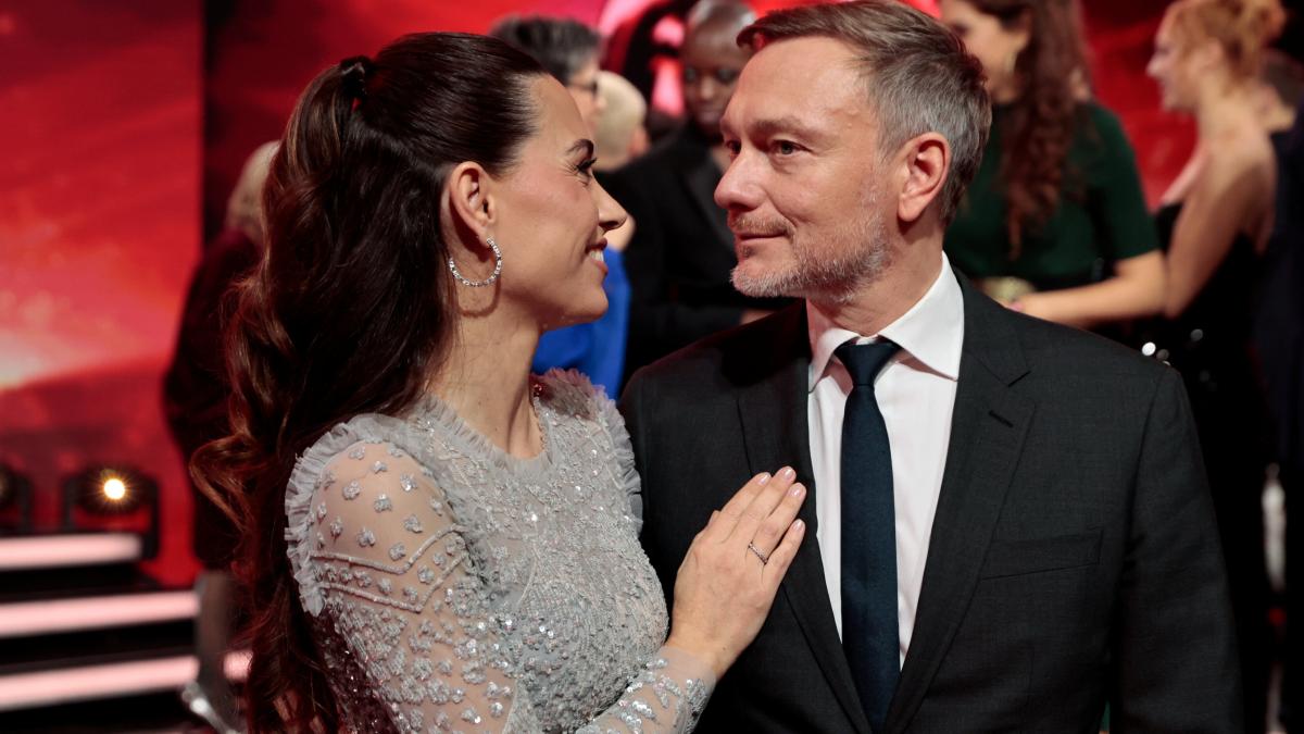 Ms. Rachel Welcomes Second Child, Daughter Susannah, via Surrogate on ...