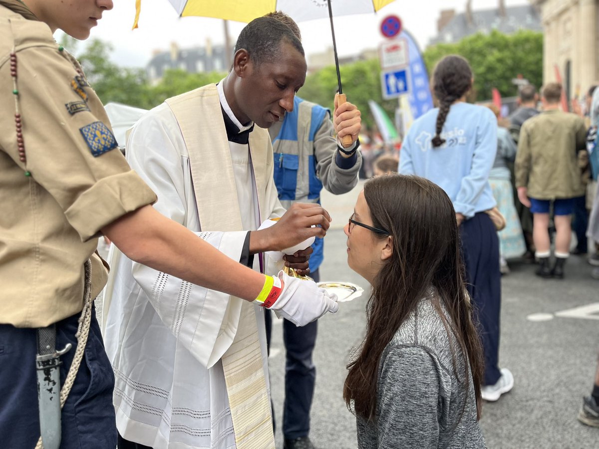 Nearly 20,000 Young Catholics Begin Traditional Latin Mass Chartres ...