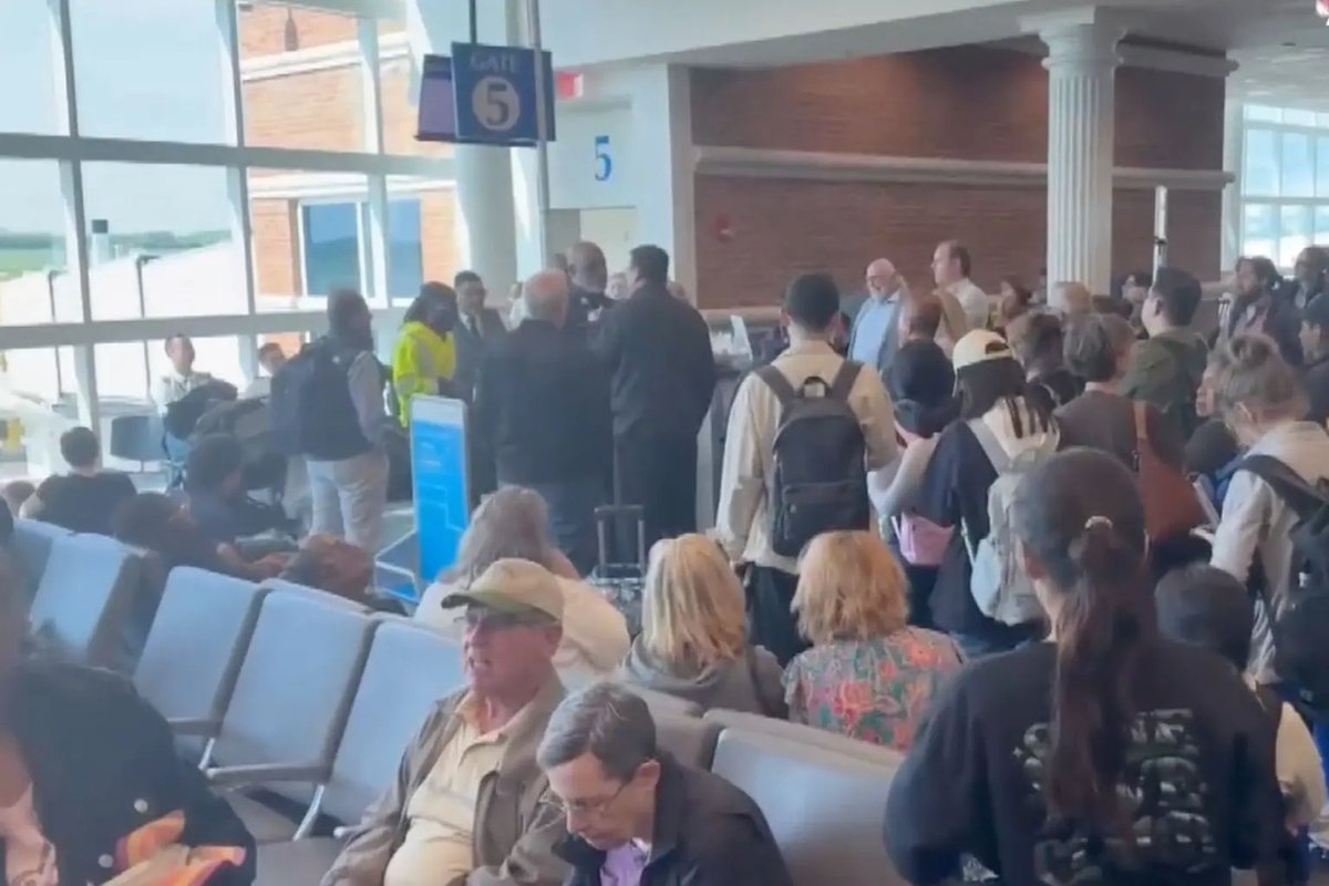 Nearly 300 Delta Passengers Stranded for 20 Hours on Tarmac in ...