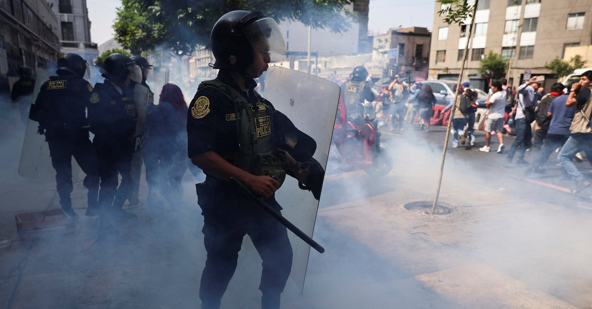 Peru Transport Workers Strike Amid Surge in Violent Crime, 562 ...