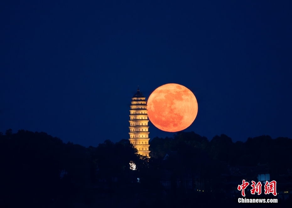 Rare Low-Hanging Strawberry Moon Reaches Southernmost Point in 18 Years ...