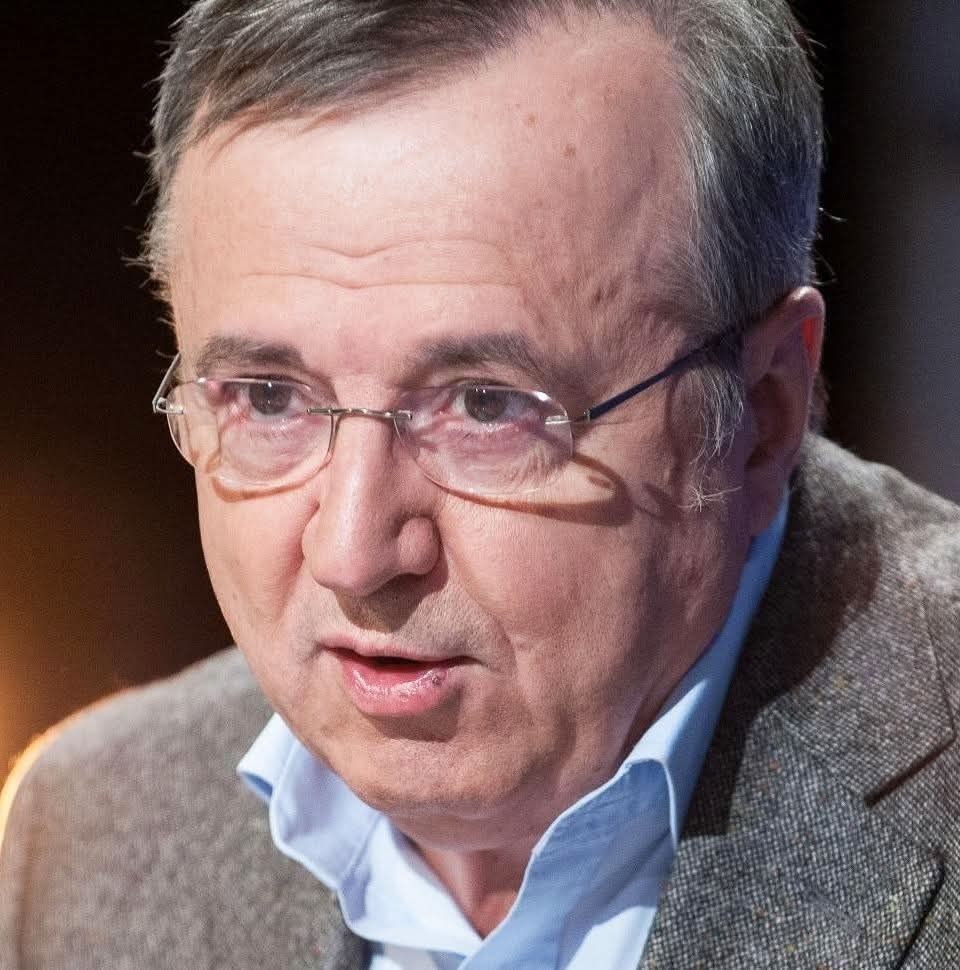 RT Correspondent Chay Bowes Detained by Six Romanian Officers and ...