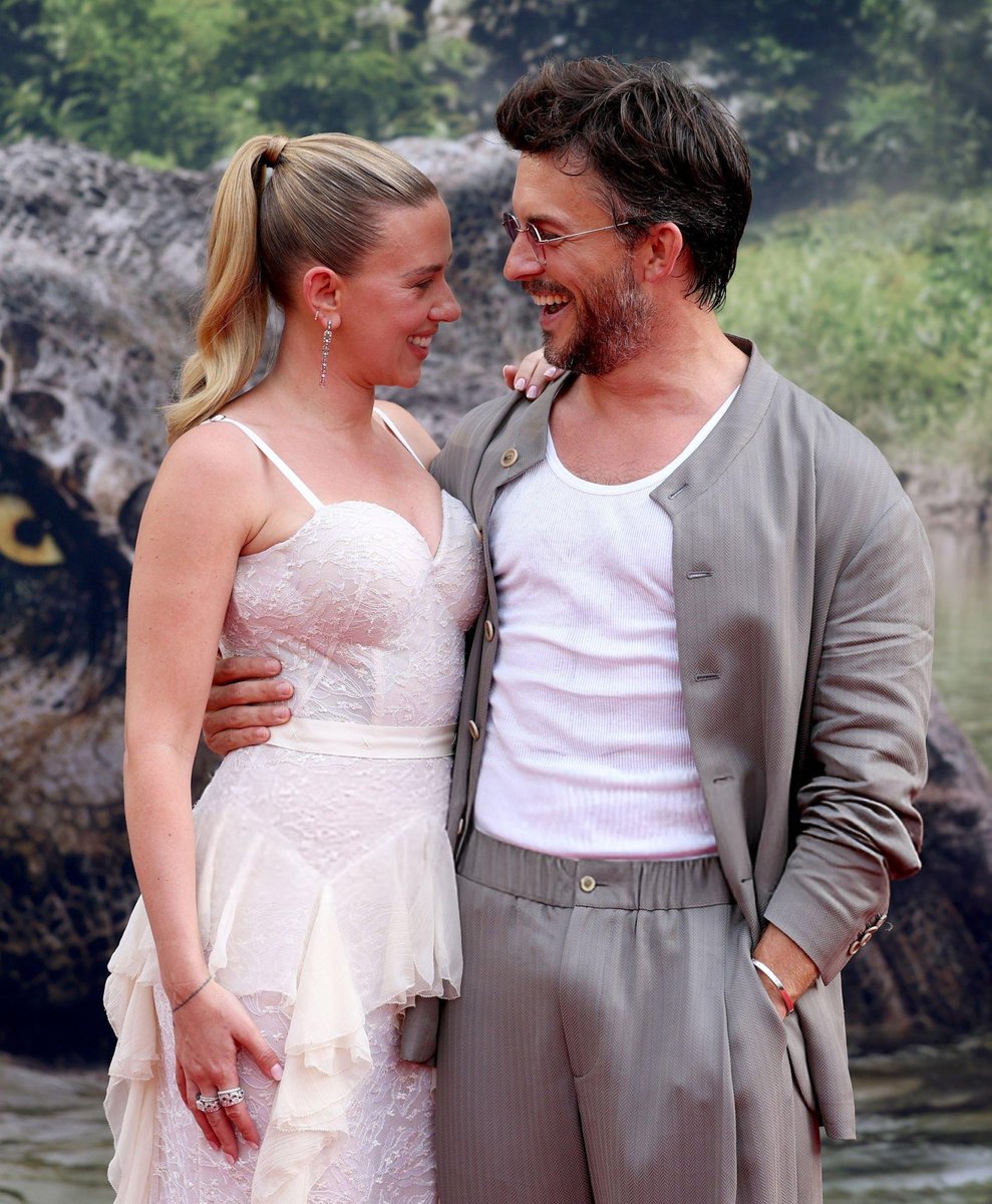 Scarlett Johansson and Jonathan Bailey Share Multiple Kisses at ...