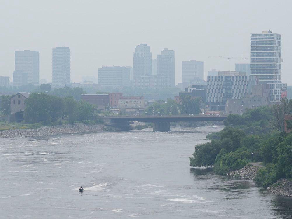 Smoke From Over 700 Canadian Wildfires Causes Unhealthy Air in ...