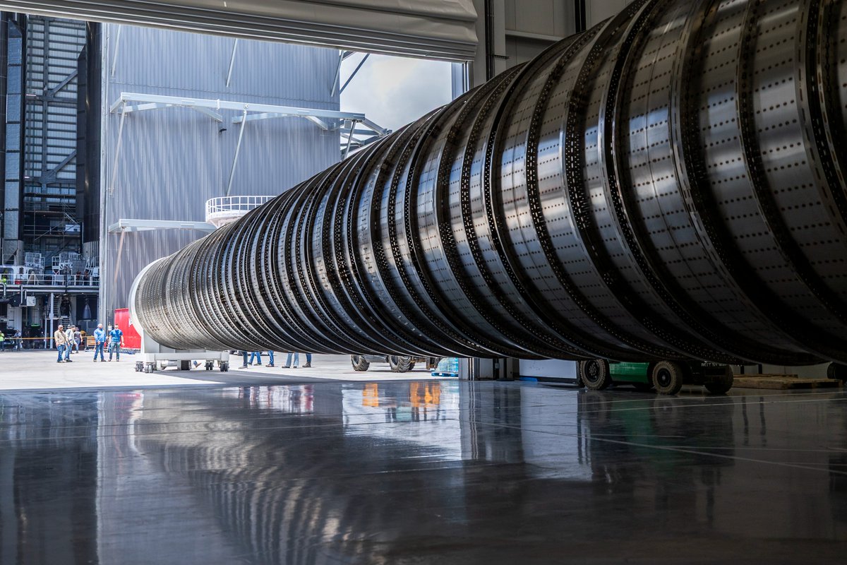 SpaceX Fits Larger Fuel Transfer Tube to Next-Gen Super Heavy Booster ...