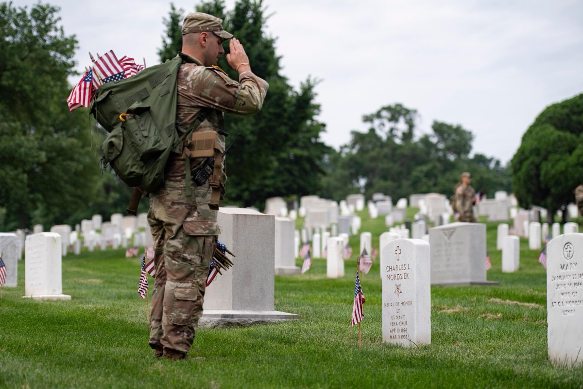 The Old Guard Places Over 260,000 Flags at Arlington National Cemetery ...