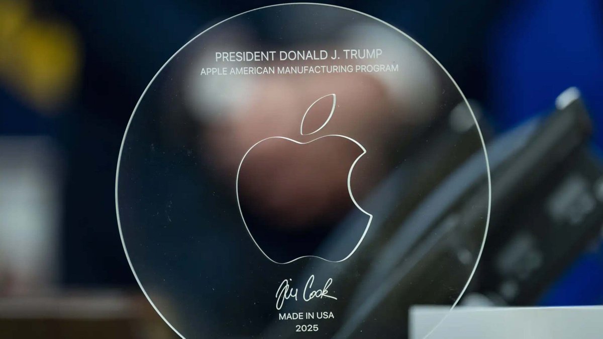 Tim Cook Joins Trump at White House as Apple Increases U.S. Investment ...