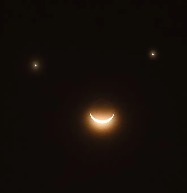 Triple Conjunction of Venus, Saturn, and Crescent Moon Forms Smiley ...