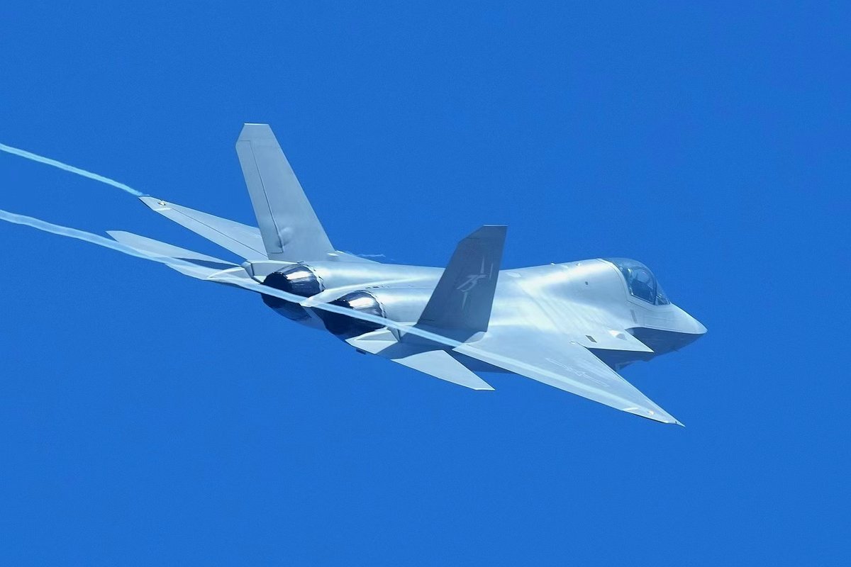 Trump Announces Twin-Engine F-55 Variant of F-35 and Upgraded F-22 ...