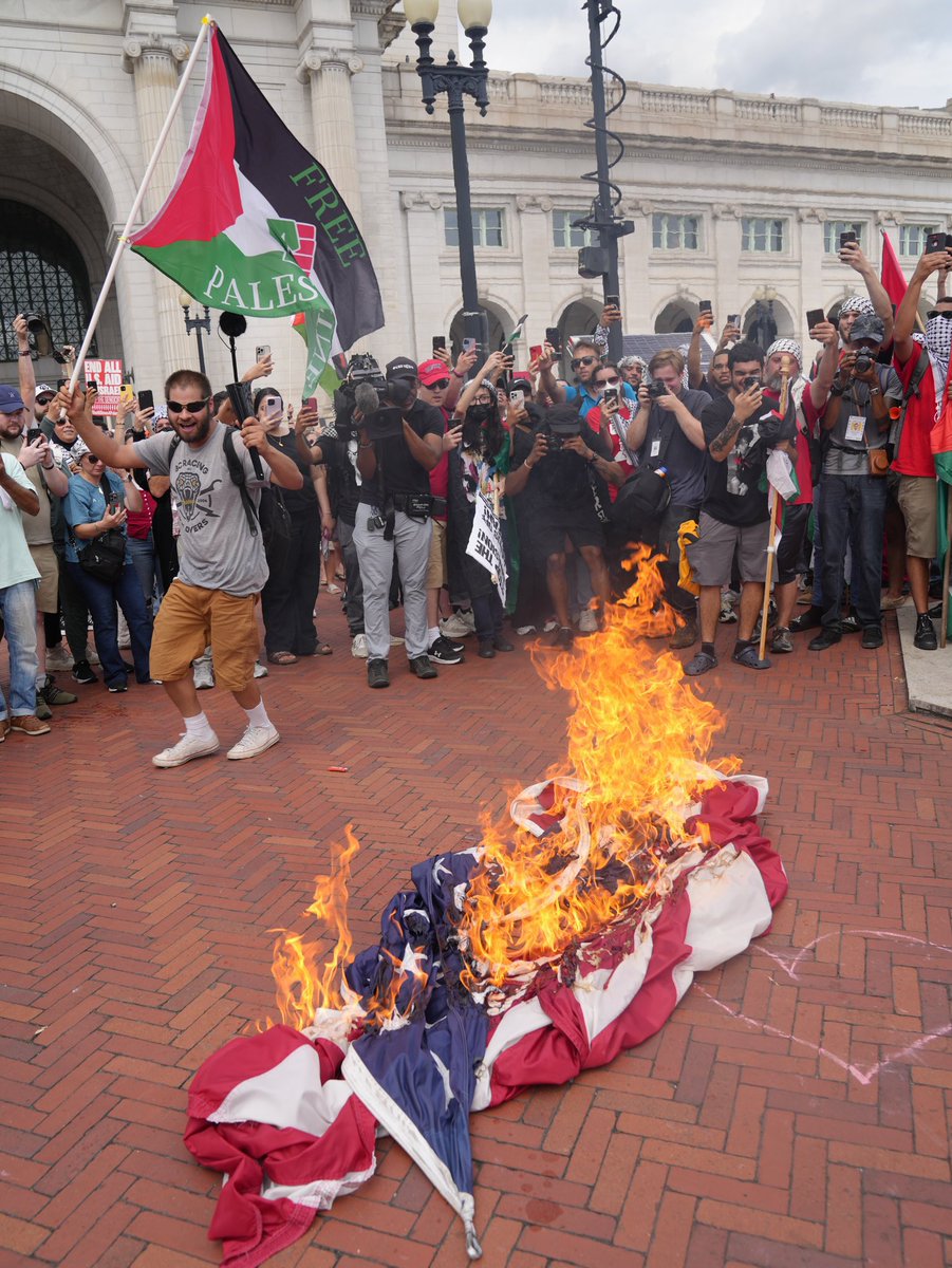 Trump Plans Executive Order Targeting Flag Burning Acts | DeepNewz ...